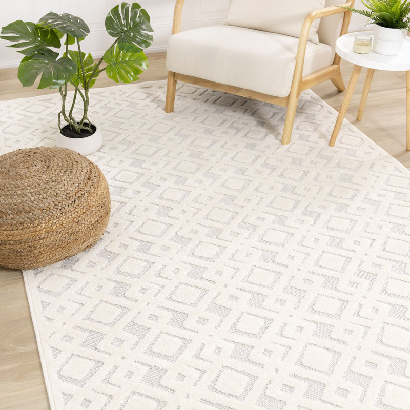 Arctic Echo 5'3" x 7'7" Diamond Area Rug - White | Leon's